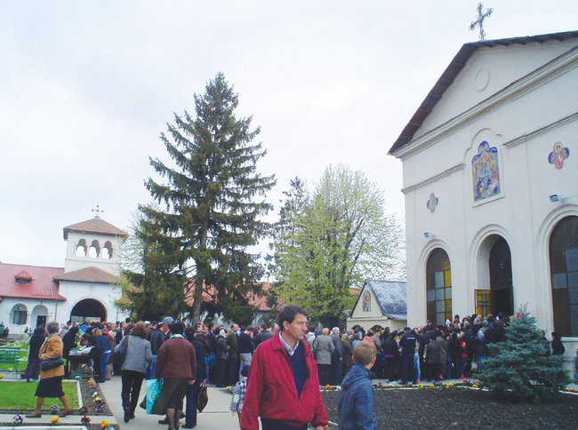 La Manastirea Ghighiu, sute de credinciosi au participat, ieri, la ...